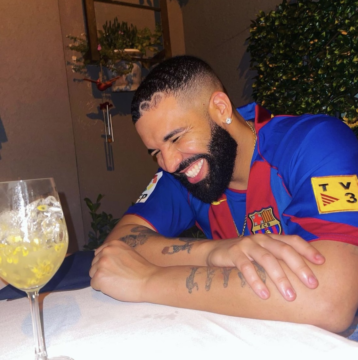 Drake Takes Shots With Fans At A Bar In Detroit [VIDEO] - theJasmineBRAND