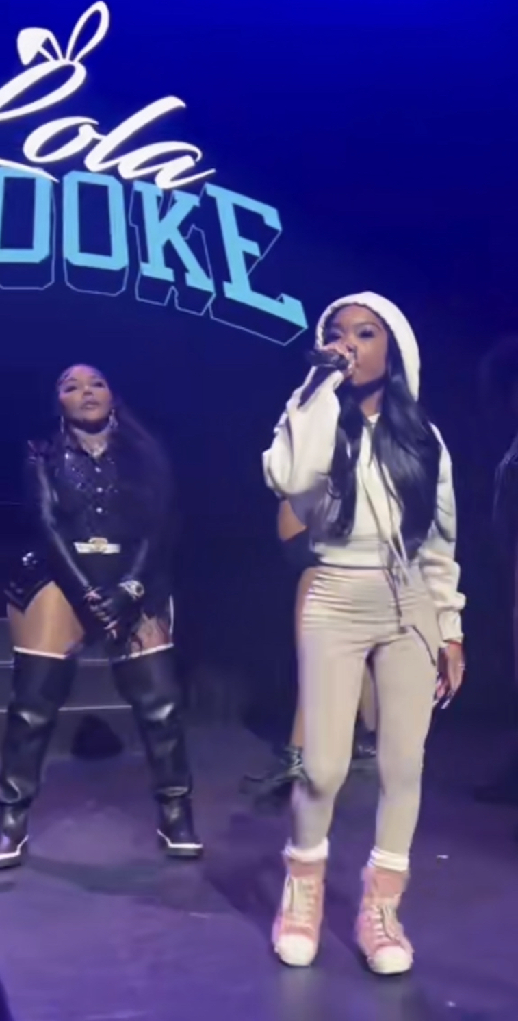 Lil Kim Brought Out Lola Brooke During Her Apollo Performance [Video ...