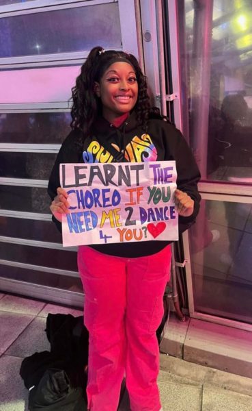 Lizzo Bonds w/ Fan During Concert Who Did Her Entire 'About D*mn Time ...